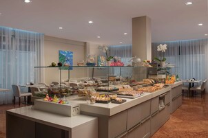 Pequeno-almoço tipo buffet diário mediante uma taxa 