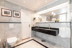 Suite | Casa de banho | Um polibã, um secador de cabelo, toalhas fornecidas 