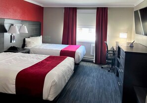 Quarto casal clássico | Escrivaninha, cortinas blackout, ferros/tábuas de passar roupa