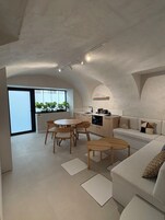 Apartamento superluxo, várias camas | Área de estar | TV de tela plana