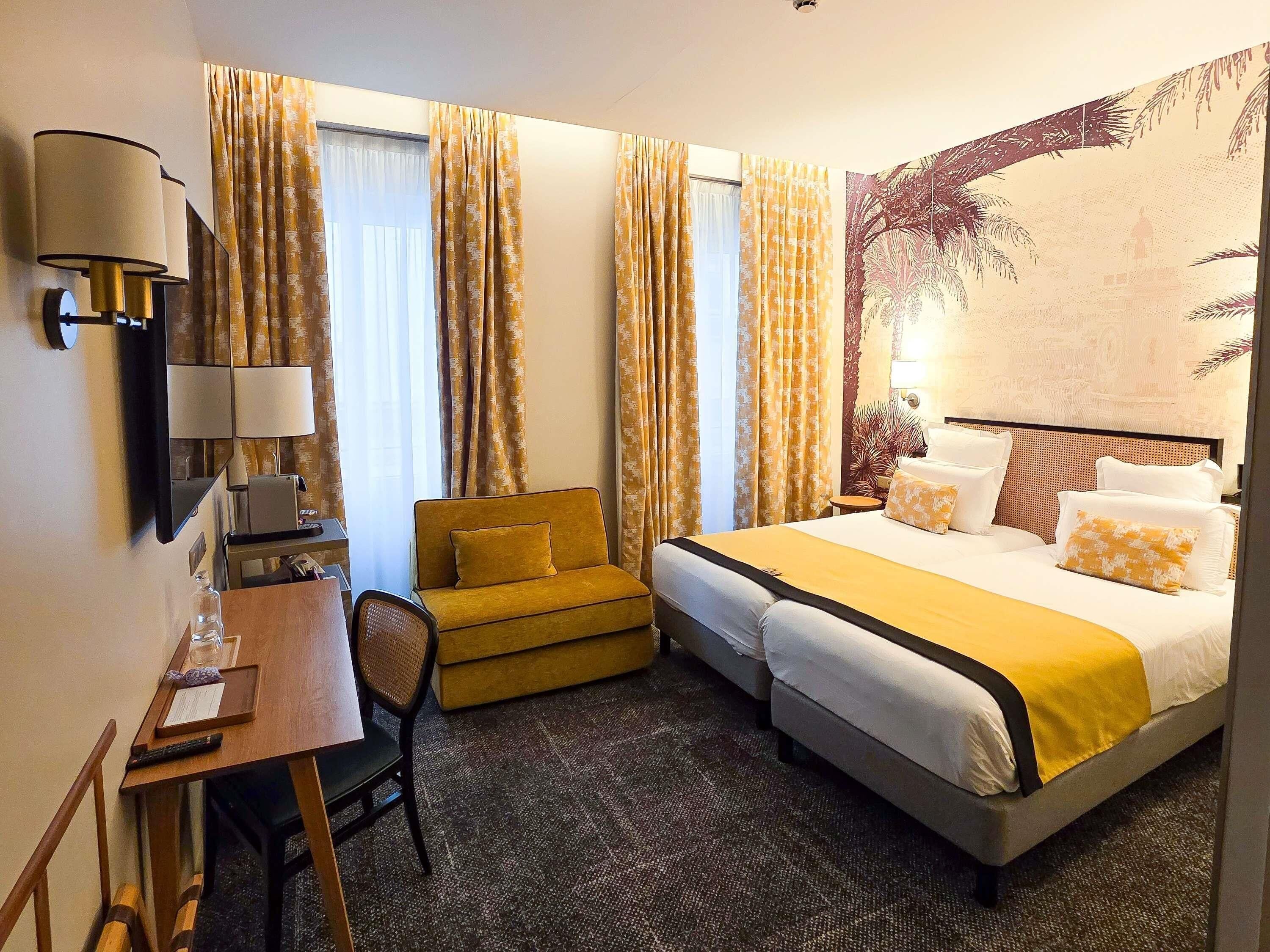 Quarto Privilege, Quarto Triplo, 1 cama de casal e sofá-cama | Roupa de alta qualidade, cofre no quarto, secretária 