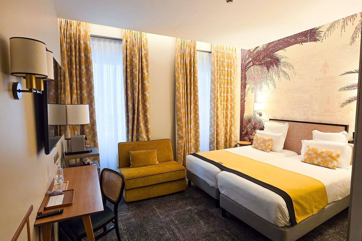 Quarto Privilege, Quarto Triplo, 1 cama de casal e sofá-cama | Roupa de alta qualidade, cofre no quarto, secretária 