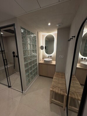 Apartamento, 2 quartos (Separate entrance) | Casa de banho | Artigos de higiene ecológicos, um secador de cabelo, toalhas fornecidas 