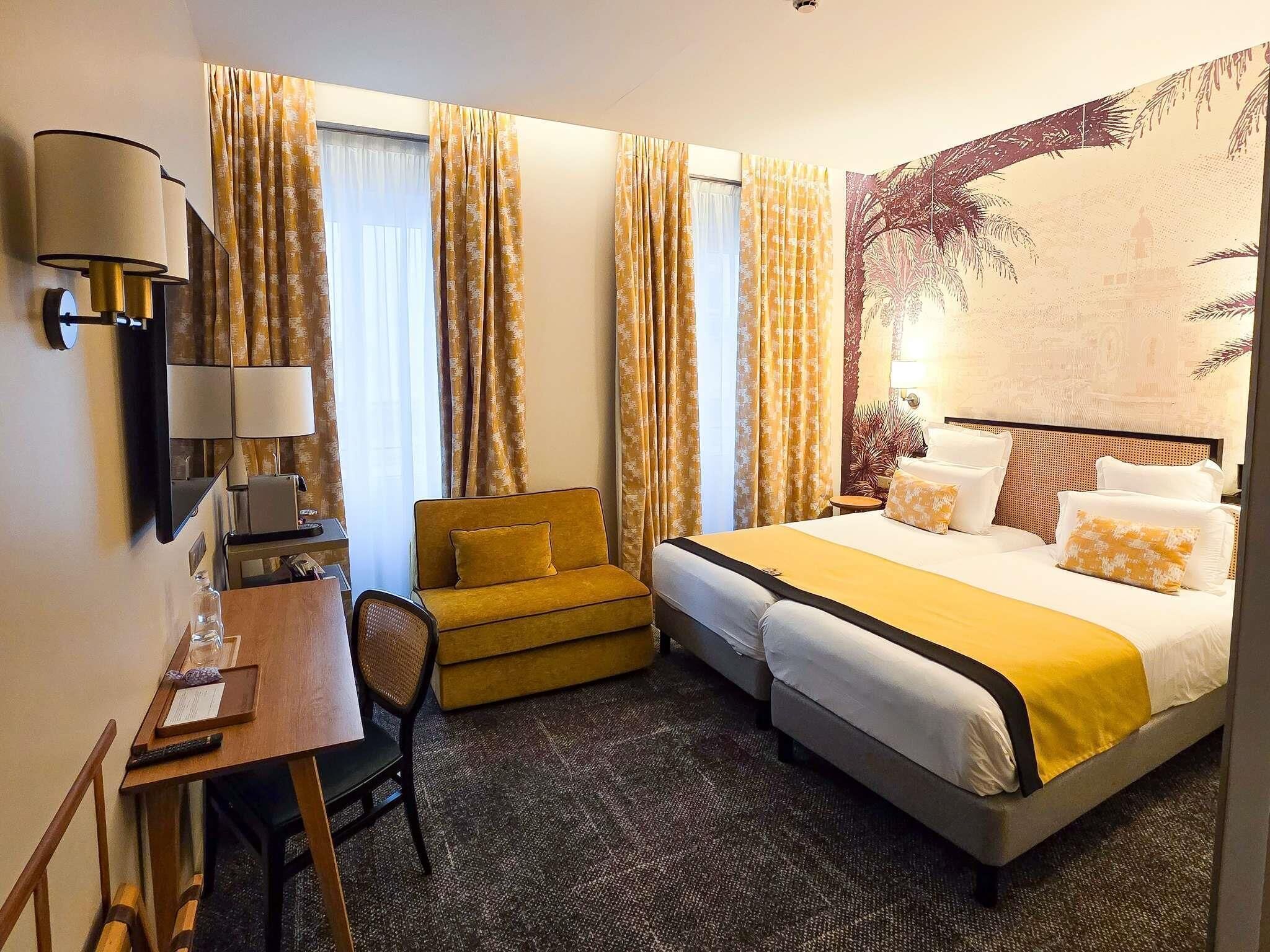 Quarto Privilege, Quarto Triplo, 1 cama de casal e sofá-cama | Roupa de alta qualidade, cofre no quarto, secretária 