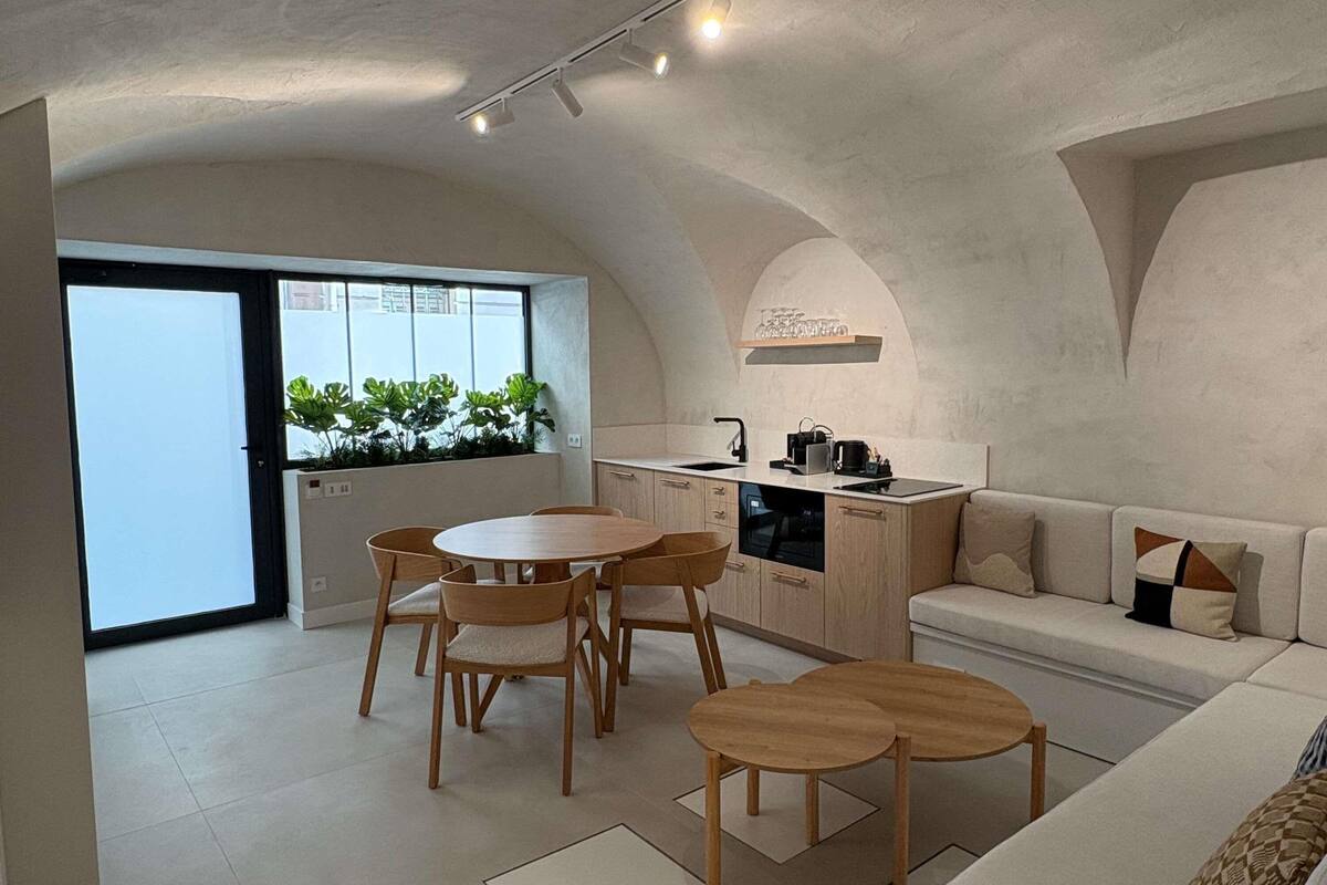 Apartamento, 2 quartos (Separate entrance) | Roupa de alta qualidade, cofre no quarto, secretária 