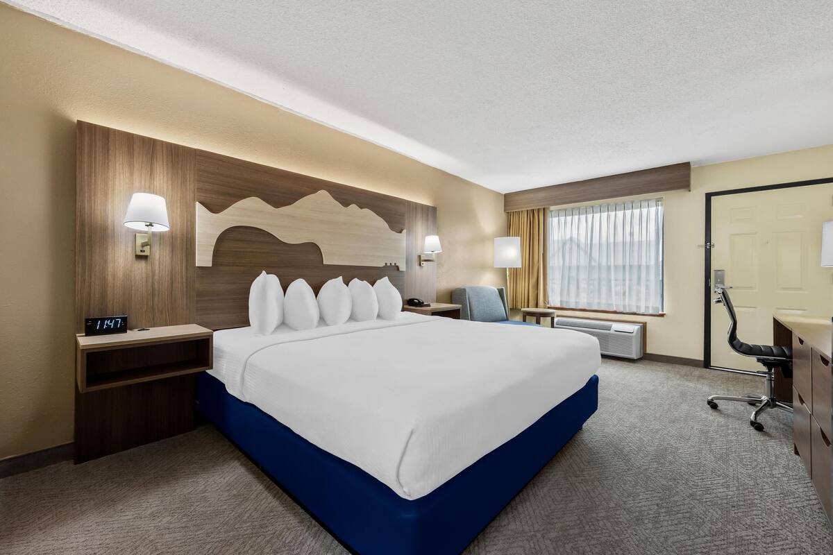 Suite, 1 cama king-size, não fumadores, banheira de hidromassagem (Oversized Room) | Quartos insonorizados, ferro/tábua de engomar 