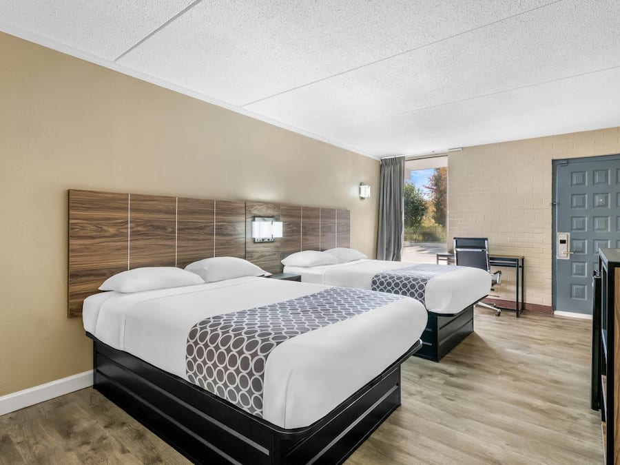 Edredons de pluma, escrivaninha, cortinas blackout