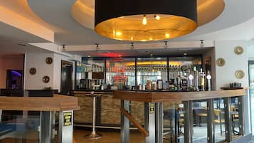 3 bares/lounges, este bar com transmissão de jogos em direto