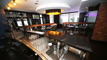 2 restaurantes, que servem almoços, jantares, também cozinha irlandesa