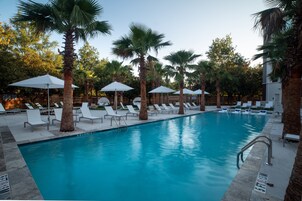 Piscina exterior, toldos gratuitos, espreguiçadeiras
