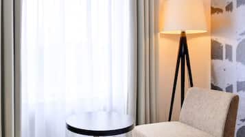 Quarto standard, 1 cama de casal | Roupas de cama antialérgicas, escrivaninha, cortinas blackout