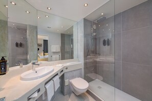 Quarto Privilege, Quarto, 1 cama de casal | Casa de banho | Uma combinação polibã/banheira, artigos de higiene ecológicos 