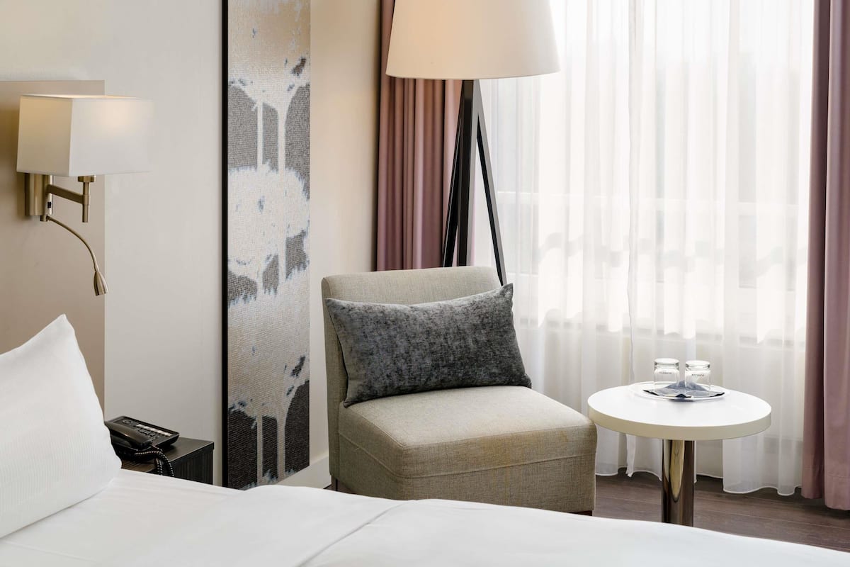 Roupas de cama antialérgicas, escrivaninha, cortinas blackout