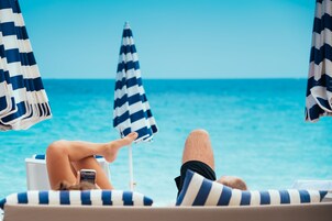 Uma praia privada nas proximidades, toldos de praia (sobretaxa) 