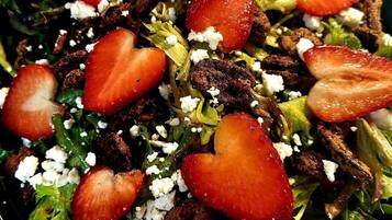 Salada com morangos, queijo feta e nozes.