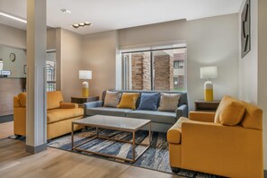 Uma sala de estar moderna com um sofá, uma mesa de centro e um tapete.