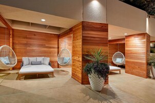 Piscina externa, funciona das 6h às 22h, barracas, guarda-sóis