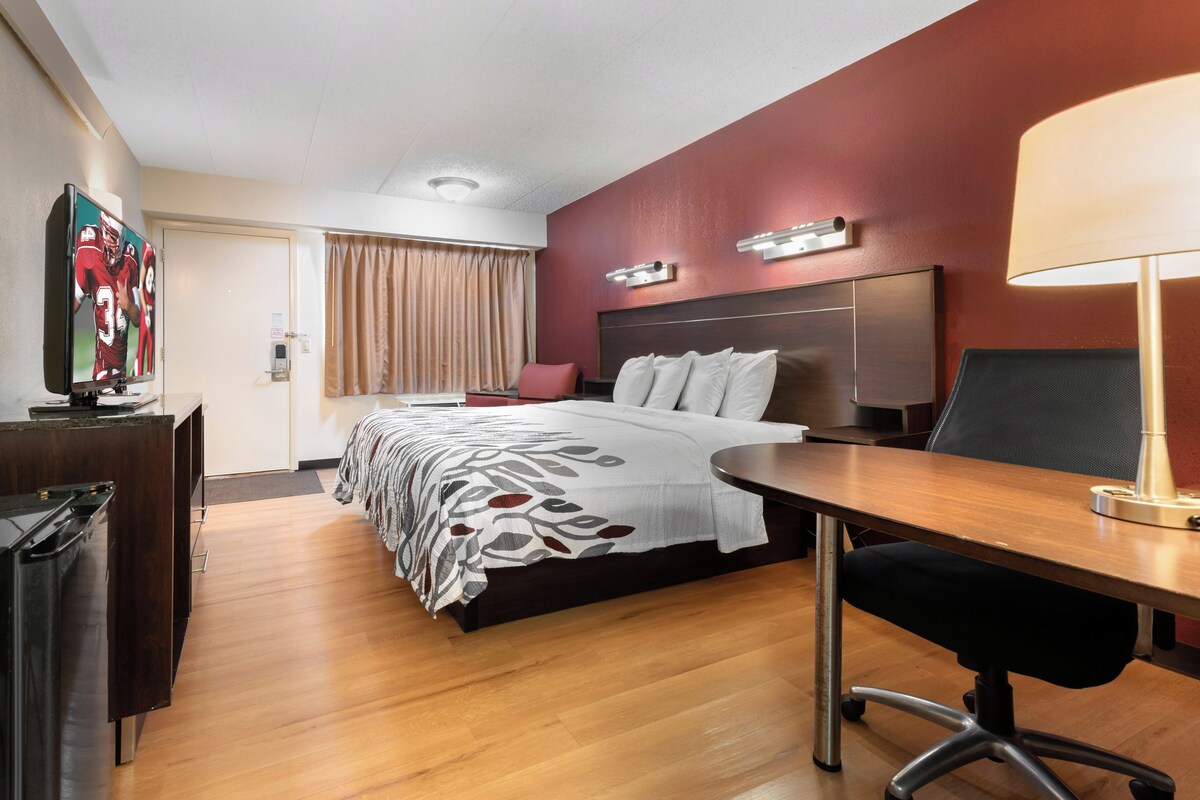 Quarto superior, 1 cama King, para não fumantes | Escrivaninha, ferros/tábuas de passar roupa, Wi-Fi de cortesia