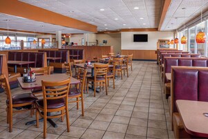 Pequenos-almoços, almoços, jantares servidos, cozinha americana 