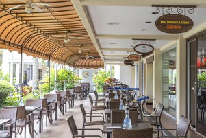 2 restaurantes, café da manhã, culinária internacional