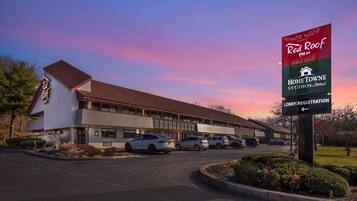 Fachada da propriedade à noite