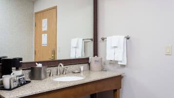 Uma combinação polibã/banheira, artigos de higiene pessoal grátis