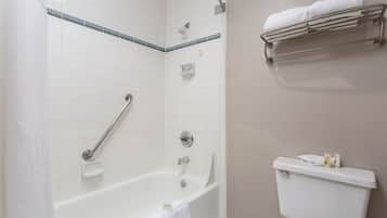 Uma combinação polibã/banheira, artigos de higiene pessoal grátis