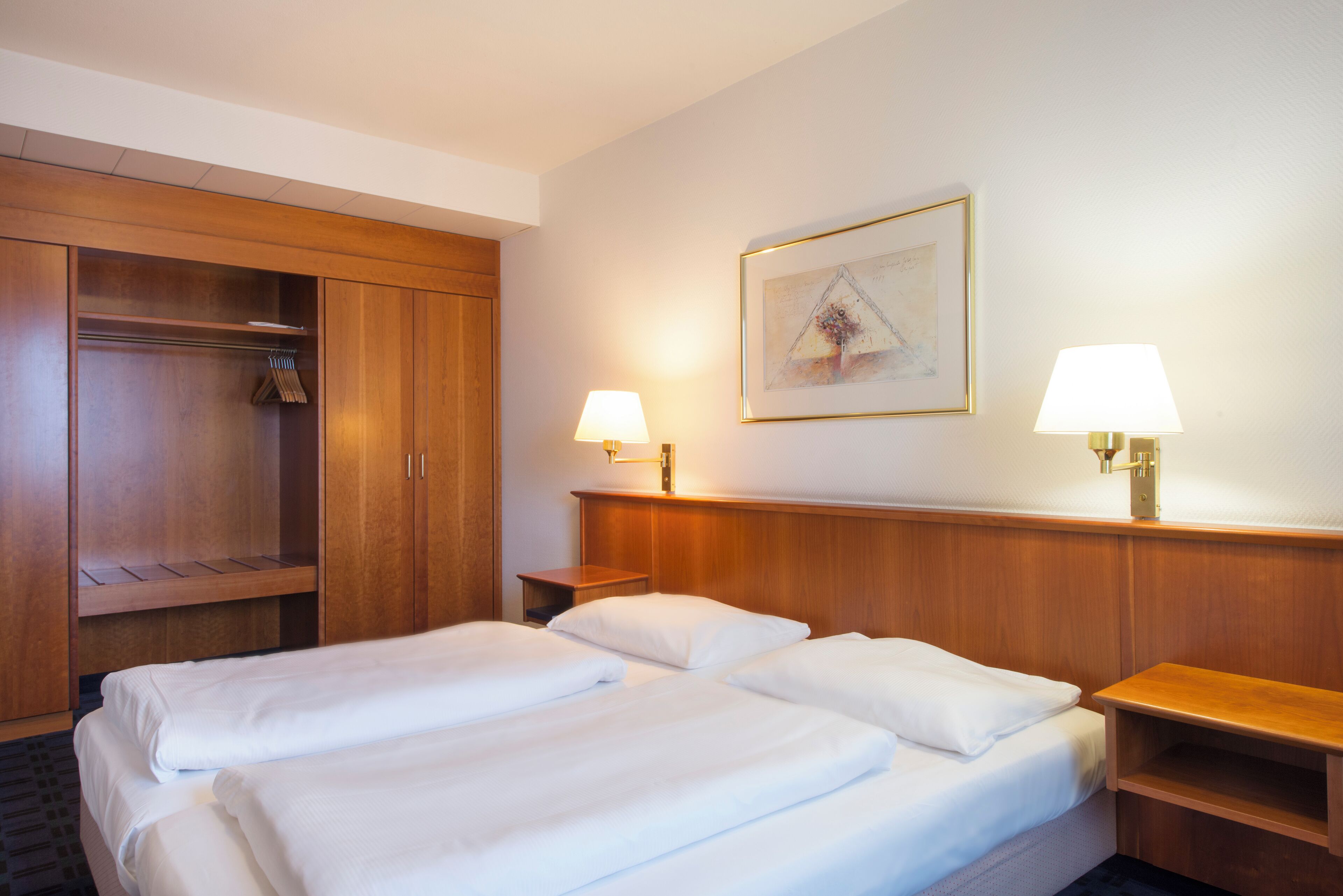 Roupa hipoalergénica, minibar, cofre no quarto, secretária 