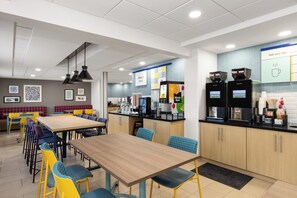 Café da manhã completo grátis todos os dias