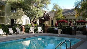 Piscina exterior, guarda-sóis, espreguiçadeiras
