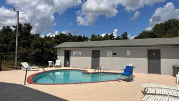 Piscina exterior sazonal, da(s) 9:00 à(s) 20:00, espreguiçadeiras