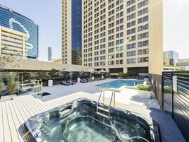 Piscina exterior, da(s) 6:00 à(s) 21:00, guarda-sóis, espreguiçadeiras 