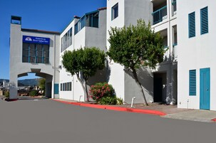 Um edifício branco com detalhes em azul e uma placa com a inscrição 'Americas Best Value Inn'.