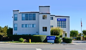 Um edifício de dois andares com uma placa para Americas Best Value Inn.