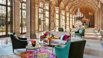 8 bares/lounges, 2 bares ao lado da piscina