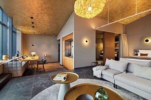 Minibar, cofre no quarto, secretária 