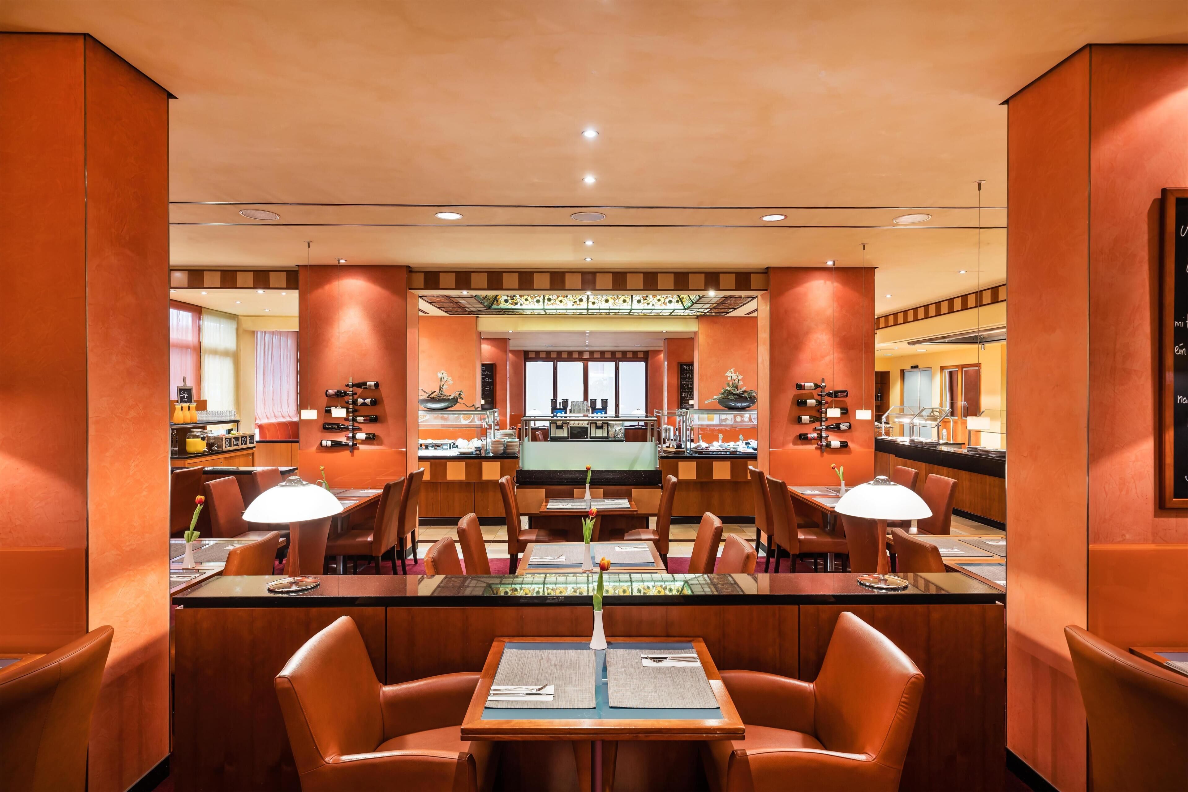 Restaurante com bar central, várias áreas de estar e cardápio à vista.