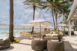 4 restaurantes, que servem almoços, jantares, também cozinha americana