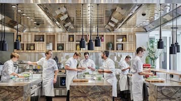 6 restaurantes, pequenos-almoços servidos, cozinha internacional
