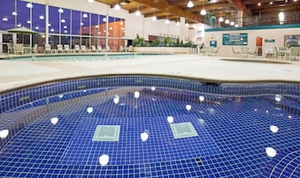 Piscina interna, espreguiçadeiras