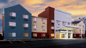 Um hotel Fairfield by Marriott com vários andares, entrada coberta e estacionamento.