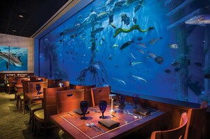 2 restaurantes, é servido café da manhã