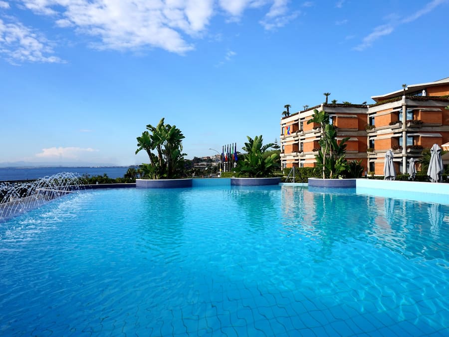 Piscina externa sazonal, funciona das 10h às 19h, guarda-sóis