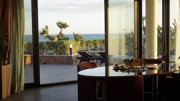 Suite, 1 cama king-size, terraço, vista para o mar | Vista para a praia ou o mar