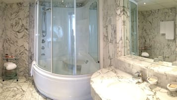 Suite Presidencial, 1 cama king-size, vista para o mar | Casa de banho | Artigos de higiene ecológicos, um secador de cabelo, um bidé