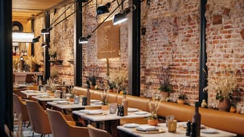 2 restaurantes, que servem jantares, brunches, também cozinha espanhola