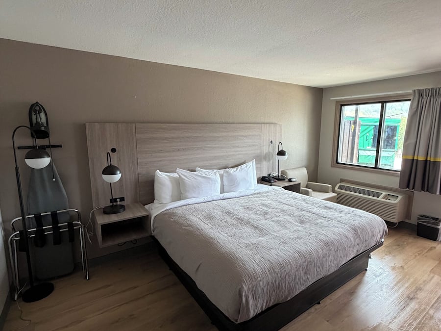 Quarto Standard, 1 cama king-size, não fumadores | Ferro/tábua de engomar, berços/camas para crianças, camas desdobráveis