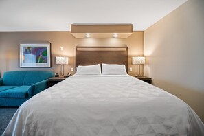 Cofres nos quartos, escrivaninha, ferros/tábuas de passar roupa