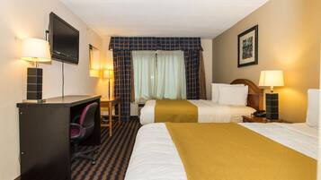 Quarto standard, 2 camas Queen | Escrivaninha, espaço de trabalho para notebook, cortinas blackout