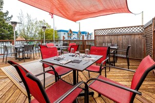 Jantares servidos, com espaço para refeições ao ar livre 